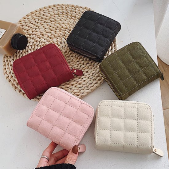 商品説明キルティングステッチがおしゃれな折りたたみ財布。たっぷり入るので使い勝手抜群。デイリーに使えるアイテム。カラーグリーン、ブラック、ホワイト、レッド、ピンク素材PU裏地：合成皮革サイズ幅：10.5cm高さ：9cmマチ：3cm※測り方に...