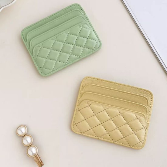 商品説明スリムなカードケース。ステッチデザインがおしゃれ。上質なシープスキンで上品なアイテム。カラーピンク、ブラック、イエロー、グレー、グリーン、ベージュ素材シープスキン裏地：ポリエステルサイズ幅：10cm高さ：8cmマチ：0.3cmカード...