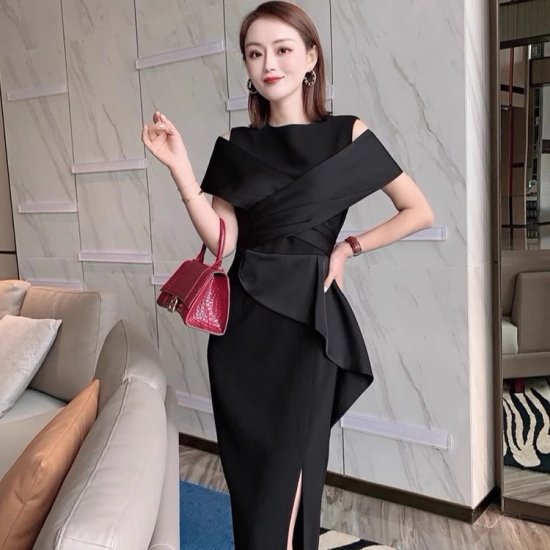 商品説明ショールを羽織ったようなデザインのワンピースドレス。アシンメトリーなフリルがおしゃれです♪深めスリットで大人っぽい雰囲気のドレスです。カラーブラック、レッド、ブルー素材ポリエステルサイズS、M、L、XL、2XLS着丈：121cmバス...