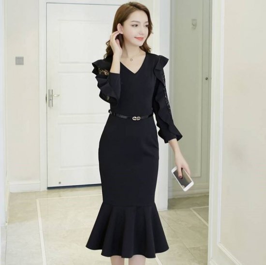 商品説明フリルとレースが大人セクシーなフォーマルドレスです。 Vネックが顔周りをシャープに見せてくれ、ウエストベルトが脚長効果抜群のアイテムです。 入学式や結婚式などにぴったりの一枚です♪カラーブラックサイズS着丈：105cmバスト：76-...