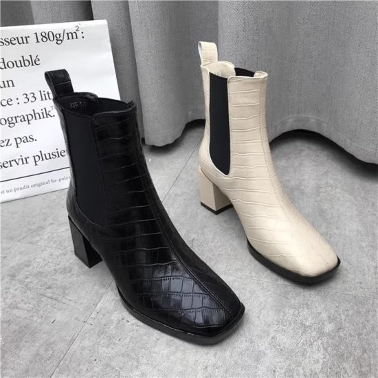商品説明スタイリッシュな型押しのサイドゴアブーツ。パンツにもスカートにも合わせやすいショート丈です。オフィスコーデはもちろん大人カジュアルスタイルにも。カラーブラック、オフホワイト素材表面：牛革インソール：コットンサイズ22.5cm、23c...