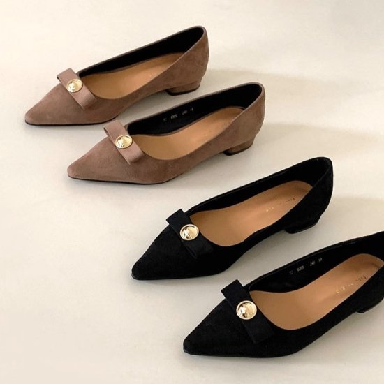 商品説明控えめなリボンが大人かわいいローヒールパンプス。ポインテッドトゥなので甘くなり過ぎない♪きれいめにもカジュアルにも活躍するアイテムです。カラーブラック、ブラウン素材アッパー：スエードインナー：PUサイズ22.5cm、23cm、23....