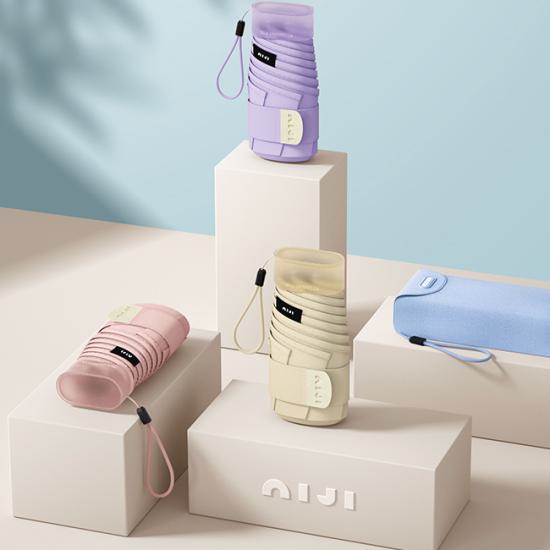 商品説明シンプルで大人可愛い印象を与えるレディースパラソル。イエロー、ピンク、パープル、ブルー、グリーンの5色を展開しています。ポケットにも収まる程のコンパクト仕様ですので、ちょっとしたお出かけの際に大活躍。晴雨兼用の優秀なアイテムです。カ...