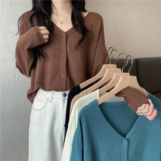 商品説明肌寒い時期の羽織にぴったり☆無地Vネックニットカーディガン！ベーシックカラーで合わせやすいアイテムです◎カラーカーキ、ブルー、ブラック、ベージュ、カフェ、サイズワンサイズ着丈：49cm肩幅：47cmバスト：94cm袖丈：46cm※測...