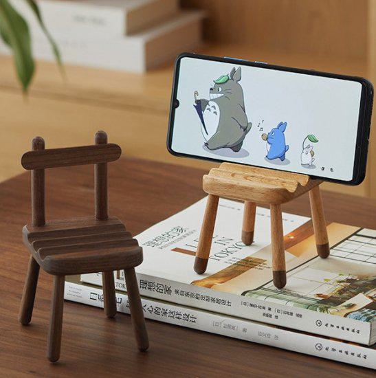 商品説明椅子型が可愛いスマホスタンド。インテリアに馴染みやすいデザイン。デスク周りをお洒落にしてくれるアイテムです。カラーA,B,Cサイズ幅7cm,高さ,13.5cm,奥行き：8cm素材木※測り方によって1-2cmの誤差が生じる場合が御座い...