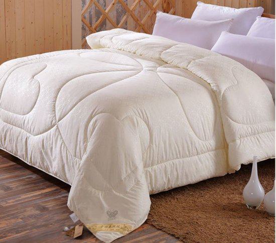 商品説明柔らかで軽やかなキルティング掛け布団。包み込むような適度な重みで暖かさを逃しません。寒い冬も快適な睡眠をサポートしてくれる逸品です。素材コットン、シルク(充填物)カラーベージュ、ジェイドピンク、ピンク、ホワイトサイズシングル、セミダ...