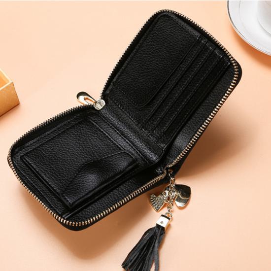 商品説明上質な牛革使用のレディース二つ折り財布。ピンク 、ビーンピンク、ラベンダー 、ブラック 、レッド、 ライトブルーの6色を展開しています。コンパクトサイズですので、小さなバッグでも楽々収納可能。可愛いチャームも備わったギフトにオススメ...