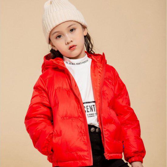 商品説明男の子・女の子用のダウンコートです。ロゴの刺繍がおしゃれで可愛い♪ダウンで暖かい冬に持っておきたいアイテムです◎カラーブラック、レッド、オレンジ、パープル素材ポリエステル【詰め物】ダウン90％サイズ100、110、120、13010...