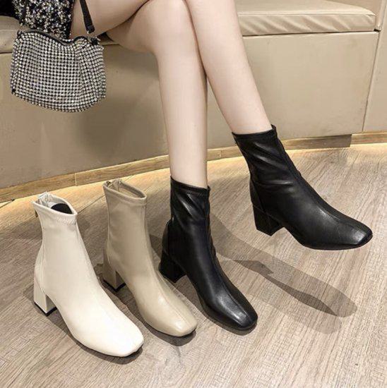 商品説明デイリーコーデに必須のシンプルショートブーツ。太めのヒールで歩きやすいです。ブラック、ブラウン、ホワイトの定番カラーが揃っています。カラーブラック、ベージュ、ホワイトサイズ22.5cm、23cm、23.5cm、24cm、24.5cm...