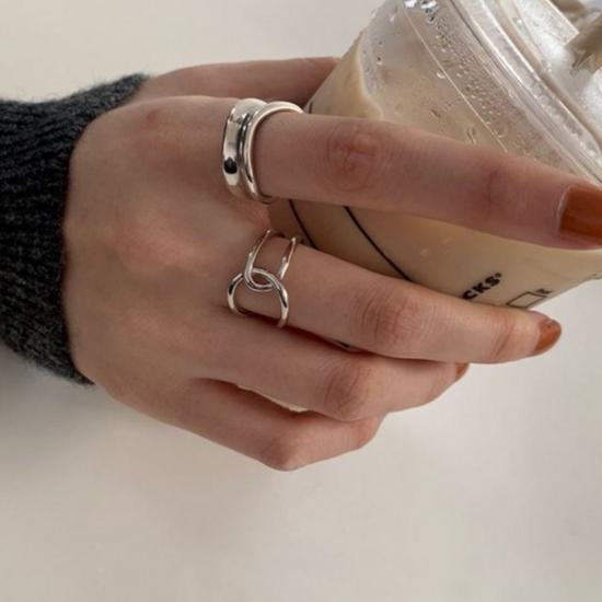 商品説明シンプルながらボリューム感のあるモチーフが 個性的なクロスリング。柔らかな曲線を描く変形デザインがこなれ感たっぷり♪フリーサイズなので、好きな太さに変えられるのもポイント！他のリングと重ね付けしてもおしゃれに決まります。カラーグロス...