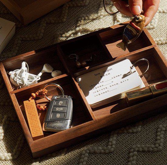 商品説明木製がお洒落な小物入れ。キーや小物などお洒落にまとめられるオススメのアイテムです。カラーブラウンサイズ24×16.5×2.5cm※測り方によって1-2cmの誤差が生じる場合が御座います。注意事項1)取引最後まで責任を持って対応いたし...