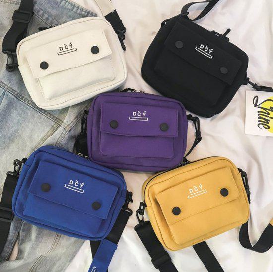 商品説明キャンバス素材がお洒落なショルダーバッグ。トレンド感のあるミニサイズで、カジュアルコーデのアクセントになるアイテムです。カラーイエロー,ブラック,ブルー,ホワイト,パープル素材帆布サイズワンサイズ幅：19.5cm高さ：15.5cmマ...