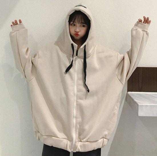 商品説明ゆったりシルエットがお洒落なパーカー。ロゴデザインが入っていてバックスタイルも可愛い。ワンマイルウェアにもオススメのアイテムです。カラーホワイト,ブラックサイズM,L,XL,2XLM着丈：65cmバスト：136cm肩幅：62cm袖丈...