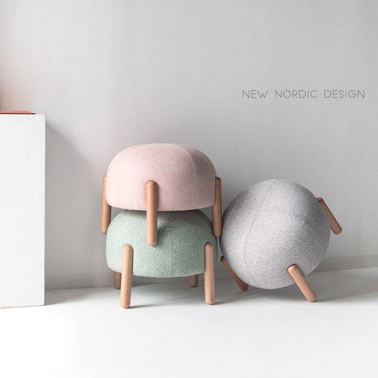 商品説明暖かみのある木製の脚とコロンと丸いフォルムが可愛らしいミニスツール。背もたれや等が無いのでお子様でも座りやすい♪落ち着いたな色合いはリビングに置いても様になります。素材椅子：綿麻混生地、PUレザー、高弾性スポンジ脚部：バーチ無垢材カ...