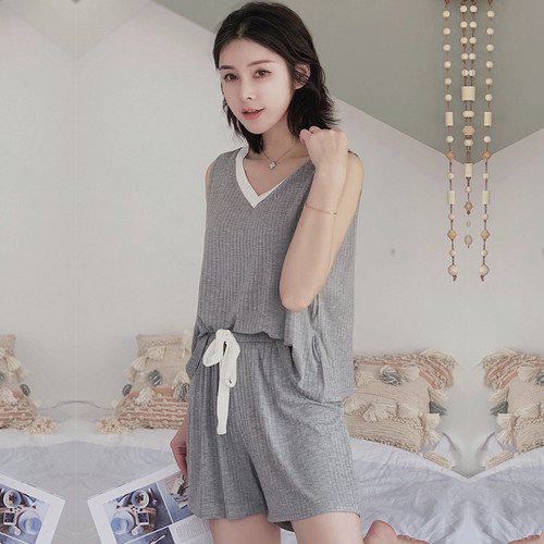 商品説明シンプルなデザインで着やすい衿ぐりとウエストリボンがさりげなく配色でかわいいゆったりサイズでリラックスできるカラーピンク、グレー、ブルーサイズワンサイズ着丈:54cmバスト:98cm肩幅:36cmヒップ:104cmパンツ丈:32cm...