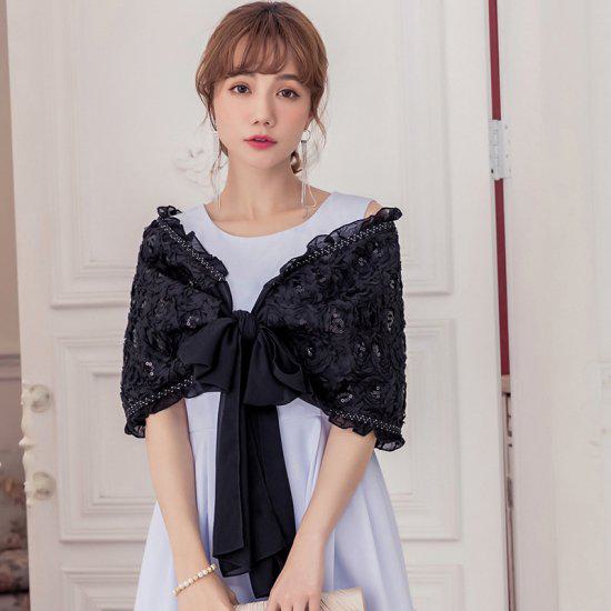 商品説明レースで作った花びらとスパンコールがゴージャスなキュートなパーティーショール。華美すぎないデザインだから、シンプルなドレスの邪魔をしません。フロントリボンはシフォン生地で軽やかな印象に♪カラーホワイト、アプリコット、ピンク、グレー、...