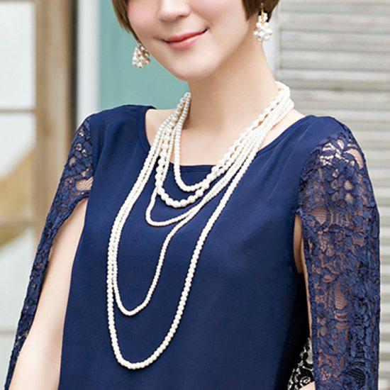商品説明異なるサイズのハーモニーが楽しめる嬉しい5連フェイクパールネックレスです。クラッシック上品さの中に隠れる大人可愛いさが魅力。一粒一粒が胸元で踊ってるみたいな、デザイン性が楽しめる嬉しいアイテムです。サイズ全長：68cm、直径：46c...
