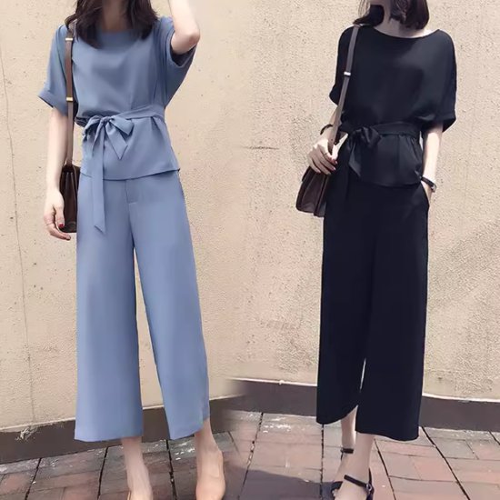 商品説明半袖トップスとワイドパンツのスタイリッシュなセットアップ。ウエストリボンがアクセントに。きれいめデザインで、お呼ばれやフォーマルな場にも着ていただけます。カラーブルー、ブラックサイズM、L、XL、2XLM着丈：66cmバスト：96c...