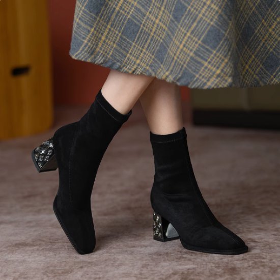 商品説明クラシックなディテールのショートブーツ。ヒールにあしらわれた煌めくクリスタルが魅力的。上品でエレガントな一足です。カラーブラック素材ストレッチファブリックソール：TPRインソール：ピッグスキンサイズ22.0cm、22.5cm、23....