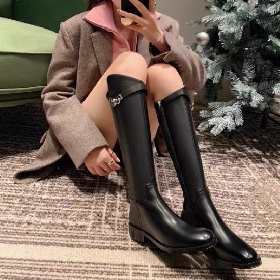商品説明ベルトがアクセントのロングブーツ。すっきりシルエットで脚長効果バツグンです♪きれいめにもカジュアルにも活躍するアイテムです。カラーブラック、エレファントグレー素材牛革裏地：ピッグスキンソール：ラバーソールインソール：ピッグスキンサイ...