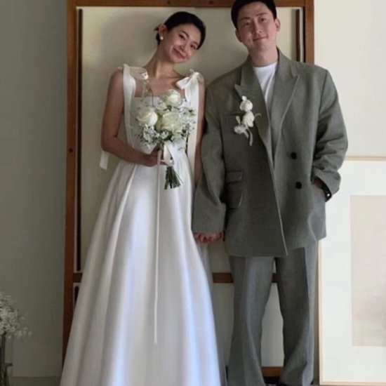 商品説明肩リボンが可愛いウエディングドレス。女性らしいフェミニンな魅力が引き立つワンピースで、ガーデンパーティや海外ウェディングにおすすめです。カラーホワイト素材サテンサイズXS、S、M、L、XL、2XL、3XLXSバスト：80cmウエスト...