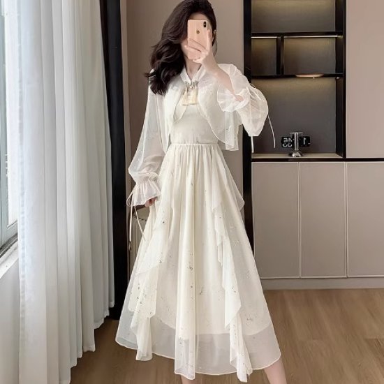 商品説明キャミソールワンピースとジャケットのセットアップ。フリルのディテールと、ジャケットにあしらわれたタッセルが魅力的。女性らしいシルエットの一着です。カラーピンク、アプリコット素材ポリエステル100%サイズS、M、L、XLSジャケット着...