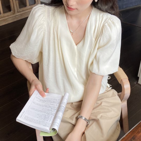商品説明ふんわりパフスリーブが女性らしいブラウス。プリーツのディテールとドローストリングの裾が特徴。デイリーに着ていただける一着です。カラーアプリコット、ブラック素材テンセルサイズワンサイズ着丈：49cmバスト：105cm肩幅：32cm袖丈...