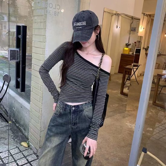 商品説明ストライプデザインがおしゃれな長袖Tシャツ。ワンショルダーの肩出しデザインがセクシーな印象。デイリーに着ていただける一着です。カラーグレー、アプリコット、ネイビー素材ポリエステルサイズS、M、L、XLS着丈：52cmバスト：72cm...