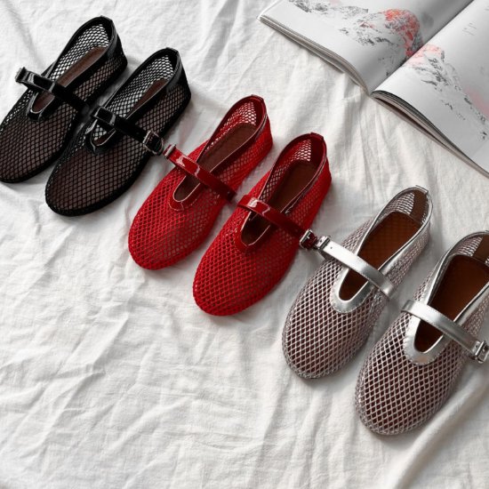 商品説明通気性抜群のメッシュバレエシューズ。素足で履いても靴下と合わせても◎デイリーに履いていただける一足です。カラーブラック、シルバー、レッド素材メッシュラバーソールサイズ22.5cm、23.0cm、23.5cm、24.0cm、24.5c...