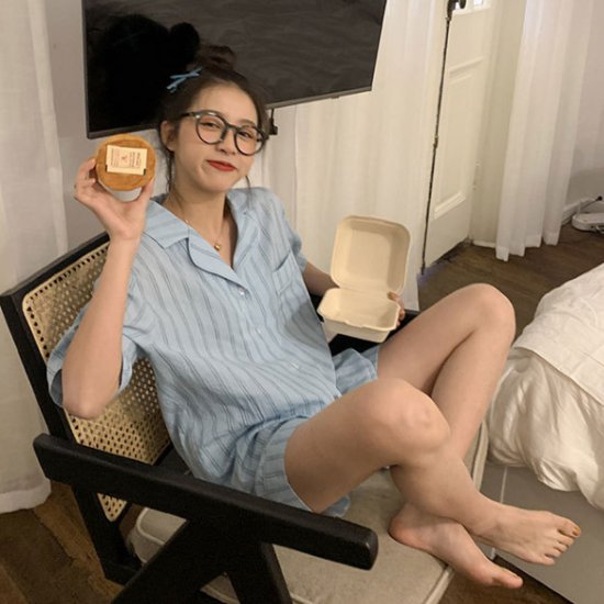 商品説明半袖トップス、ショートパンツ、ロングパンツの3点セット。ストライプ柄が爽やかで夏らしいアイテム。ウエストゴムで着やすい一着。カラーブルー、グリーン素材ポリエステルサイズM、L、XL、2XLM着丈：61cmバスト：100cm肩幅：42...
