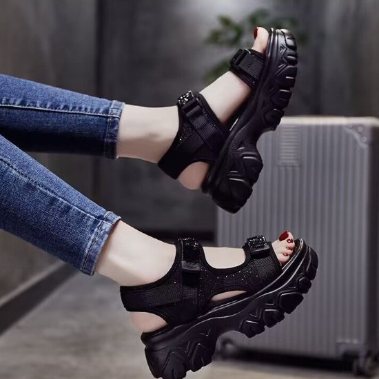 商品説明ダブルベルトがおしゃれなスポーツサンダル。厚底でボリュームのあるデザイン。美脚効果抜群の一足。カラーブラック、ベージュ素材ファブリックラバーソールサイズ22.5cm、23.0cm、23.5cm、24.0cm、24.5cm、25.0c...