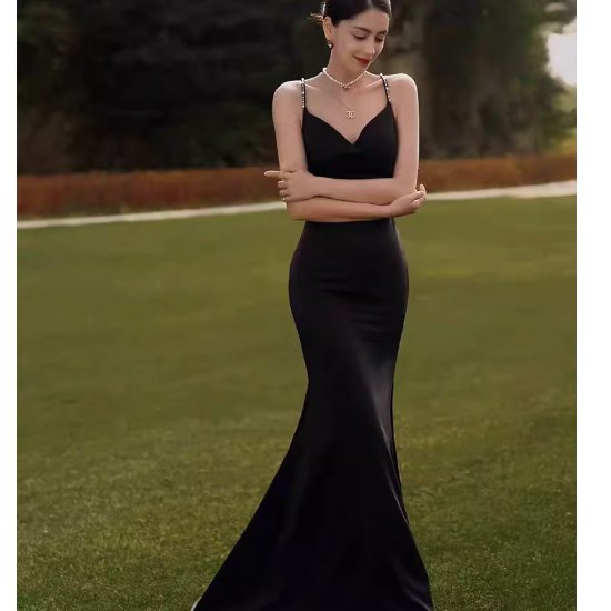 商品説明シンプルながらも肩から背中にかけて紐部分にパールが施されたお洒落エレガントなマーメイドドレス♪胸元が深めのネックラインでデコルテラインや顔周りがスッキリ綺麗に見える逸品◎スリムフィットなシルエットで気になる部分をカバーし、小物などと...