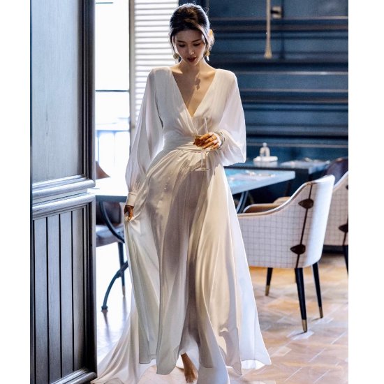 商品説明シンプルなので小物とも合わせやすくオールシーズン使えるお洒落なシフォンドレス♪がっつりと開いたカシュクールVネックでデコルテラインや顔周りが明るく綺麗に見える作り◎引き締まって見えるウエストマークとパフスリーブ袖が美しく今年らしいデ...