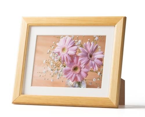薄型・軽量の扱いやすい木製額縁軽くてどなたでも扱いやすい！写真やポスター、絵画を飾れる木製額縁 PET材で安心表面材はPET材を使用しているので、ガラス材と違い、落としても割れにくく安全。子供部屋など、より安全に飾りたい場合に適しています。...