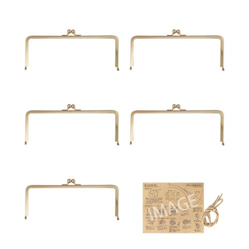 さまざまなデザインになじむベーシックなフォルムに仕上げた がま口 口金 のお得な5個セットです。高級感のあるスリムな差し込み口と、バランスの良い玉のサイズにもこだわっています。わかりやすいサイズ展開と、用途に応じて選べる「カン」のバリエーシ...