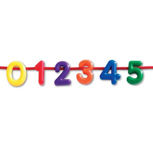 世界100カ国以上で愛されるラーニング リソーシズ (Learning Resources) 社の紐通しおもちゃ「Lacing Numbers」は、カラフルなプラスチック製の数字のパーツに紐を通して遊ぶ紐通しセットです。 0～9の10種類に...