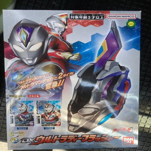 『ウルトラマンデッカー』より、変身アイテム「DXウルトラディーフラッシャー」が登場！ 付属のウルトラディメンションカードを本体にセットしてバーコードをスキャン！ さらに、レバーを引くとクリスタルパーツが展開し、変身待機音が発動。 最後にボタ...