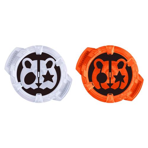 『仮面ライダーギーツ』より、音声システムを搭載したコアIDセットが登場です。 セットには仮面ライダーパンクジャックと仮面ライダーダパーンのサウンドコアIDが含まれています。スイッチを押すとキャラクターボイスが鳴り、別売りのDXデザイアドライ...