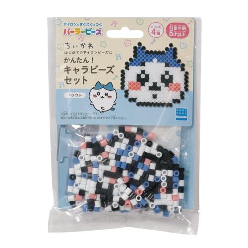はじめてのパーラービーズにぴったり!気軽に試せるオールインワンセットが登場!原寸大の図案がとっても便利!このセットだけで「ちいかわ」が簡単に作れます。 (C) ナガノ / ちいかわ製作委員会