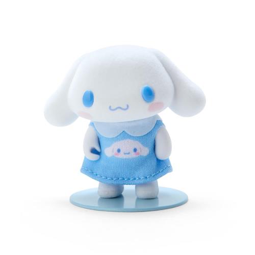 本体サイズ：約幅5.4×奥行3×高さ5cm土台:約4×0.1×4cm。主な材料・原料：PVC 足裏にマグネット付き。金属製の土台にぴたっとくっついて、ドールを固定可能。手、足、首が動き、様々なポーズが楽しめる。右手に小物を持たせられる。お洋...