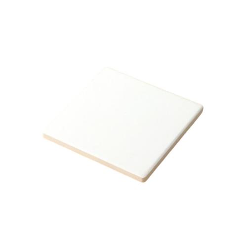 吸水性があって机を濡らさない白雲石のコースター。裏面に傷防止のコルク付き。 105×105×10mm