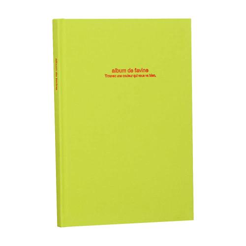 本体重量:600g 表紙:布地 本体寸法:タテ262×ヨコ188×背巾17mm 台紙:B5サイズ・100年台紙(ブラック)10枚(貼付有効サイズ/タテ239×ヨコ157mm) 製本:ブック式製本 仕様:・フリーポケット付(CD・DVD・L判...