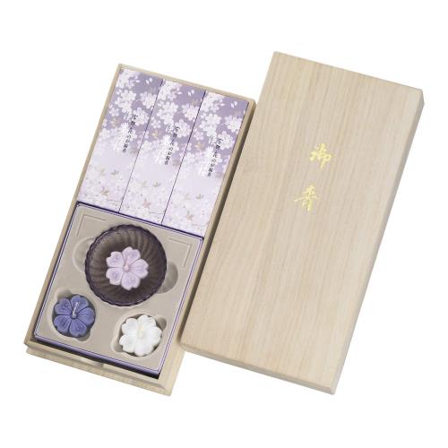 商品サイズ (幅×奥行×高さ): 178mm×56mm×340mm 内容量:60g 原産国:日本 対策・効果:リラックス 特徴:ナチュラル・自然派 香り:フローラル お線香:やさしい桜の香り。 材質 : ・お線香/タブ、香料 ・ローソク/パ...