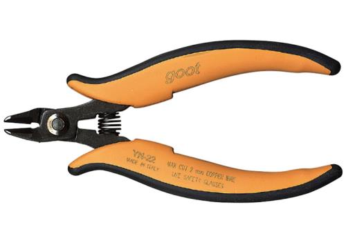 メーカー型番:YN-22 最大切断直径(銅線):φ2.0 全長:141mm 最大切断径2mmの足切り専用ニッパー 刃先角度21度、軽く握るだけでシャープに切断できる RoHS2対応品