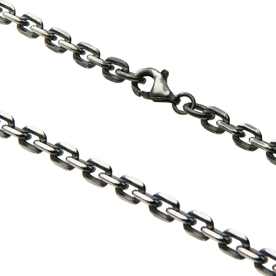 幅4mmの4面カットあずきチェーンと呼ばれるシルバーチェーンです。 しっかりとイブシを効かせているので、最初は黒過ぎると感じるかもしれませんが、 使い込むとシルバーならではの良い色に落ち着きます。 ハード系のアイテムと合わせ易いチェーンと言...