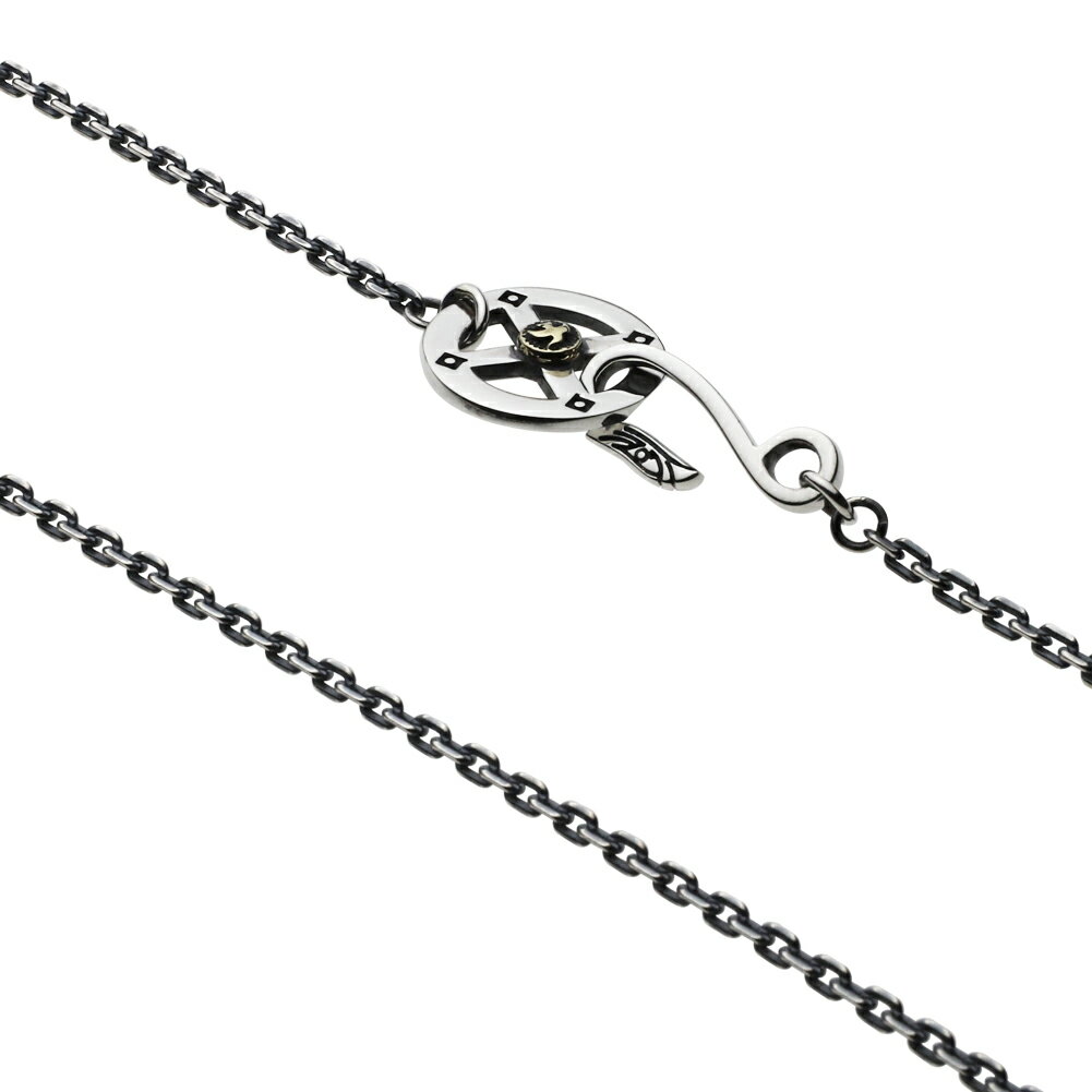 幅2mmの4面カットあずきチェーンと呼ばれるシルバーチェーンです。 メディスンホイールの部分には真鍮のイーグルがアクセントで使われています。 フック部分のイーグルをモチーフとした力強い彫り込みもこだわりを感じられます。 幅:2mm　[シルバ...