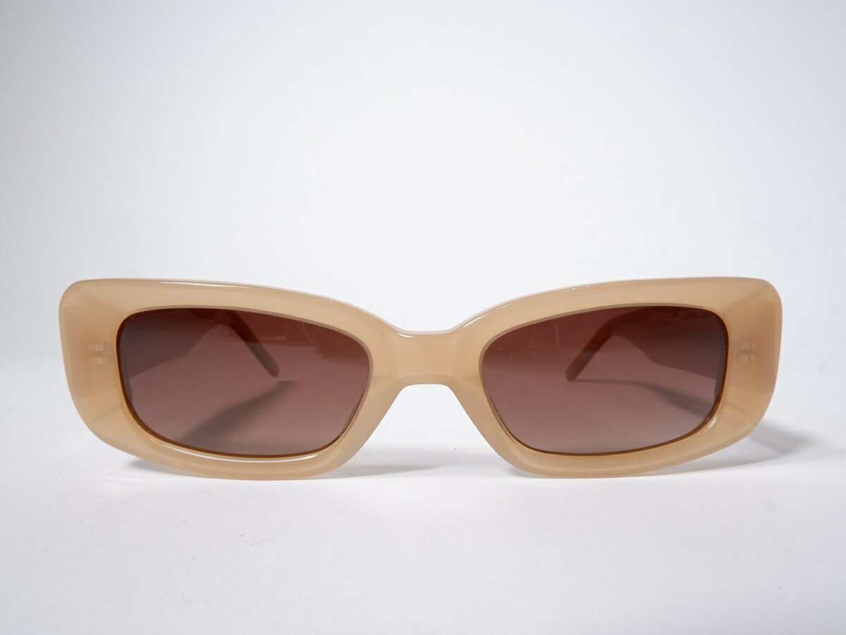 アイテム説明 ブランド Shevoke アイテム NORMサングラス サイズ -　幅約13.5cm/高さ約3.6cm/テンプル約14.5cm カラー ベージュ 素材 表記なし 状態 A:目立った傷や汚れの無い中古品（特記事項:特になし） コ...