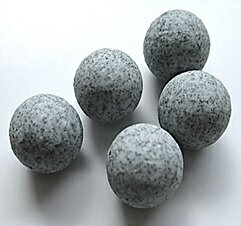 ☆納期☆ ご入金確認後、2～5日以内に発送 ●サイズ：φ2mm ●分類 湿式用　 ●用途 中研削研磨用　 ●種類 セラミック焼成品 ●形状 球状 ●色 グレー ●荷姿 20kg/箱 ●特長 軽度なバリ取りに最適当社メディアは焼成温度、結合剤...