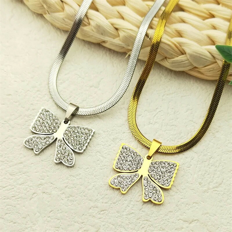 本商品は海外からの発送となり到着までに2週間程度を頂戴します。予めご了承くださいませ。商品名ボウノット リボン 蝶 バタフライ 昆虫 インセクト ペンダント ネックレス レディース ガール クリスタル ステンレス スチール ゴールド シルバ...