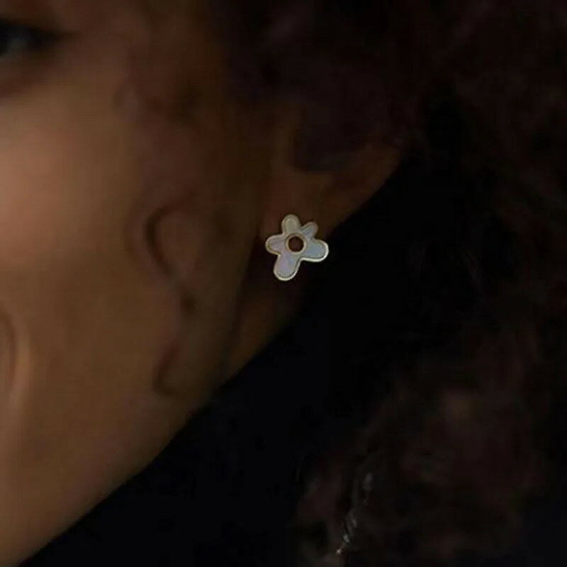 本商品は海外からの発送となり到着までに2週間程度を頂戴します。予めご了承くださいませ。商品名白 ホワイト シェル 貝殻 花 フラワー スタッド ピアス ステンレス スチール レディース かわいい 夏 サマー ビーチ ジュエリー ターニッシュ...